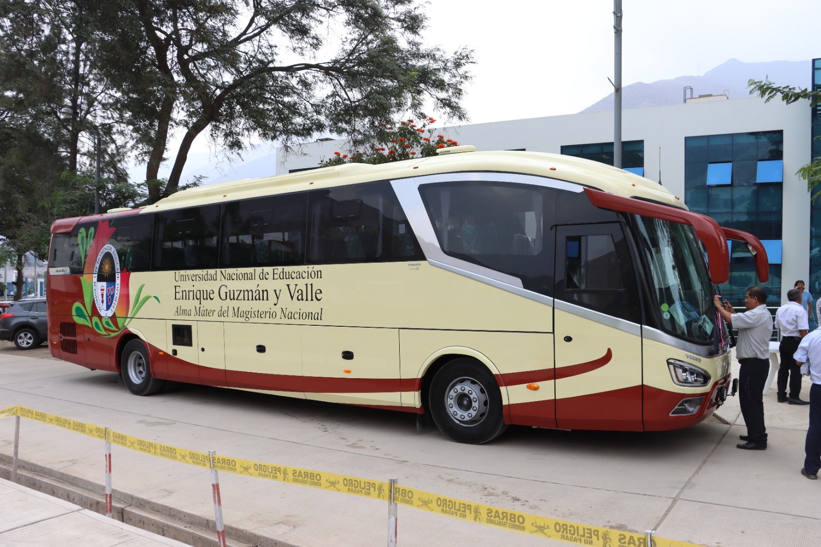 UNE renueva su flota vehicular con 2 nuevos buses – Universidad ...